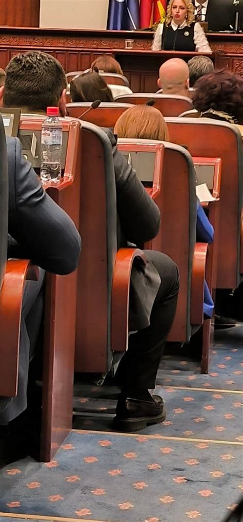 Странски Служби Пеката се подновил со нови лаковани чевличиња Изгледа многу пешки одел за да