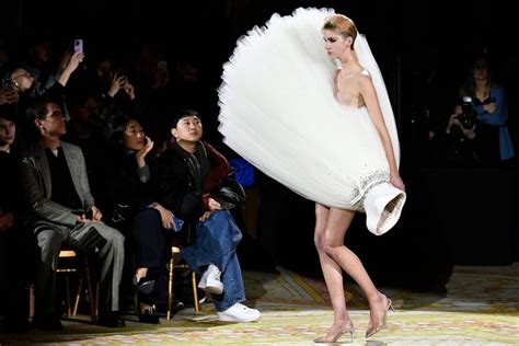 Des Mannequins Portent Des Robes Croches Dans Un Défilé De Mode Et ça
