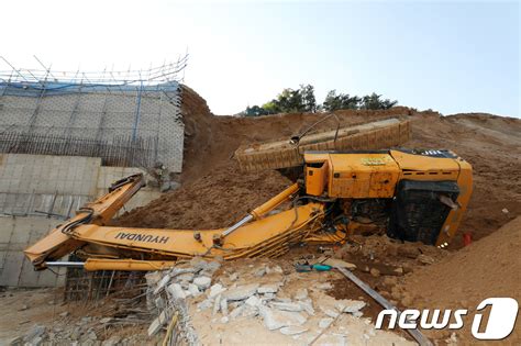 맥없이 쓰러진 굴삭기 뉴스1