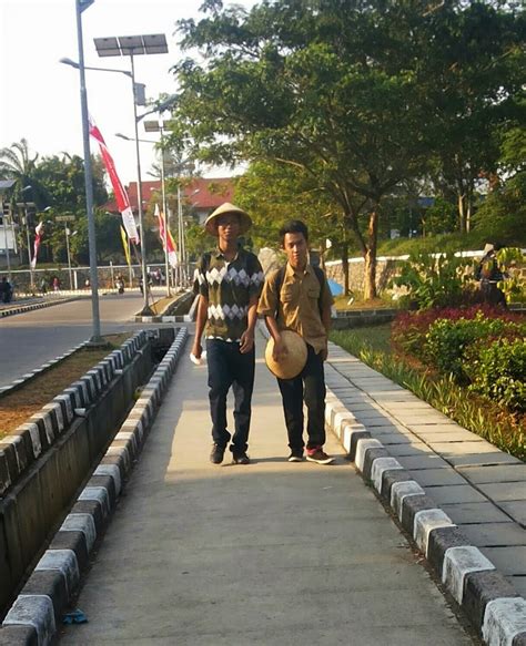 Peringati Hari Tani Mahasiswa Ke Kampus Pakai Caping Koran Kampus Ipb