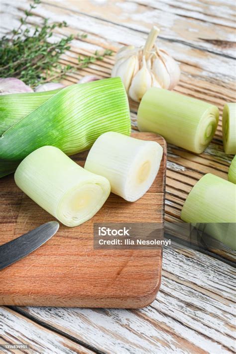 흰색 나무 테이블 측면 보기 선택 초점 위에 젓가락 보드에 녹색 다진 부추 술탄 0명에 대한 스톡 사진 및 기타 이미지 0명 건강한 식생활 날것 Istock
