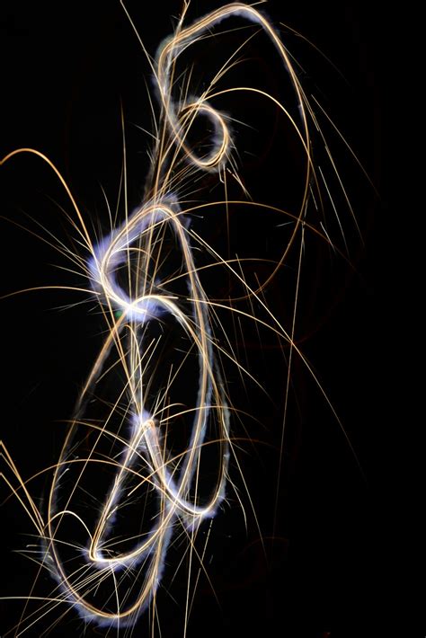 흰색과 파란색 빛 그림 사진 Unsplash의 무료 불꽃놀이 이미지