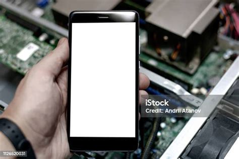 전화 또는 서버 장비 배경에서 손에 태블릿 관리 컴퓨터의 로컬 서버입니다 서버 상태에 대 한는 진단 보안 및 클라우드 기술입니다 디자인에 대 한 이랑입니다 가상현실에 대한