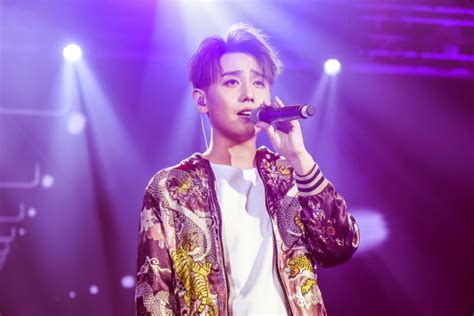 赵泳鑫演唱会回顾mic兄弟情 《纨绔》泪撒舞台 综艺 央视网