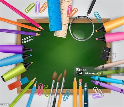 연구 용품의 많은 학교 배경 나무 프레임 사실적인 연필 스파이글래스 브러시 마커 통치자 및 교육을위한 다른 요소와 녹색 칠판