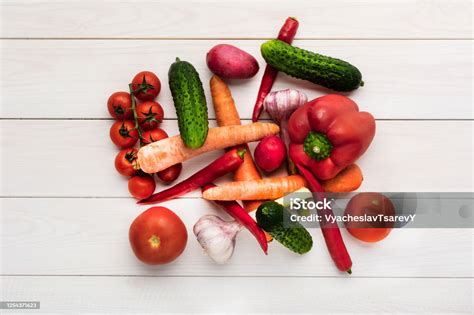 하얀 나무 배경에 있는 다양한 생 채소와 빈 공간이 있습니다 호박 오이 칠리 페퍼 버섯 개념에 대한 스톡 사진 및 기타 이미지 Istock