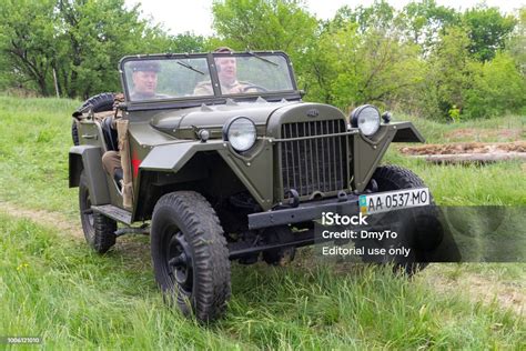 소련에서 만든 오프 로드 차량에 Gaz67 승리 제 2 차 세계 대전에서의 기념일의 축 하에서 Reconstructors 4x4 자동차에 대한 스톡 사진 및 기타 이미지