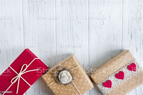 세 가지 선물은 복사 공간을위한 장소와 밝은 나무 배경에 닫습니다 선물 상자가 있는 텍스트프레임입니다 판매 배너 할인 할인에 대한 배경 0명에 대한 스톡 사진 및 기타