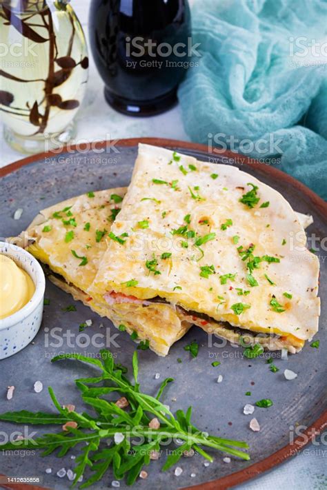 스크램블 드 에그 토마토 고기 및 치즈와 함께 튀긴 피타 빵 박제 용암 건강한 식생활에 대한 스톡 사진 및 기타 이미지 건강한 식생활 고기 고추류 Istock