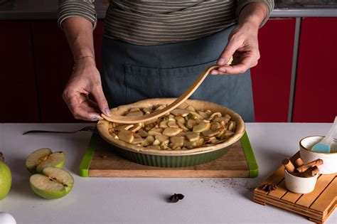 빵집 접시에 있는 사과 파이 위에 파이 반죽을 놓고 장식하는 여자 40 44세에 대한 스톡 사진 및 기타 이미지 40 44세 가을 가정 생활 Istock