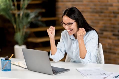 깜짝 성공적인 자신감 감정적 인 백인 사업가 브로커 매니저는 안경을 착용 노트북과 테이블에 앉아 큰 이익을 즐기고 승리 좋은