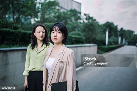 두 명의 여성 사업가가 상업 사무실 건물 공원에서 커피와 서류를 가지고 대화를 나누고 있습니다 25 29세에 대한 스톡 사진 및 기타 이미지 Istock