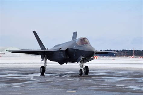 配備先の三沢基地に到着した航空自衛隊の最：ステルス戦闘機 F35 写真特集：時事ドットコム
