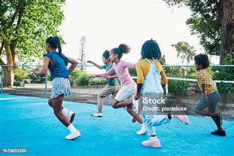 달리기 학교 및 쉬는 시간에 아이들과 놀이터에서 장난기 점심 시간 및 친구들 다양성 교육 및 청소년과 함께 게임 초등학교 및