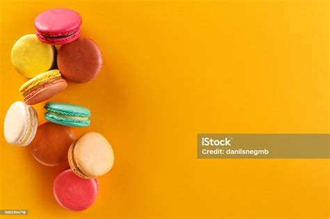 달 콤 하 고 화려한 노란색 배경에 마카롱을 프랑스 차 또는 커피와 함께 디저트가입니다 갈색에 대한 스톡 사진 및 기타 이미지