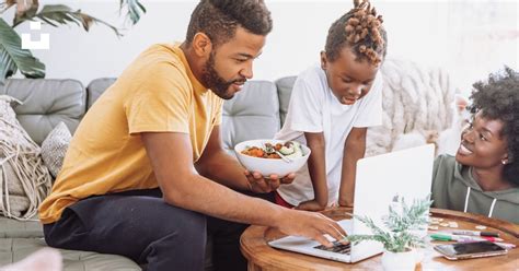 노란색 크루넥 티셔츠를 입은 남자가 흰색 셔츠를 입은 여자 옆에 흰색 소파에 앉아 있다 사진 Unsplash의 무료 사람의 이미지