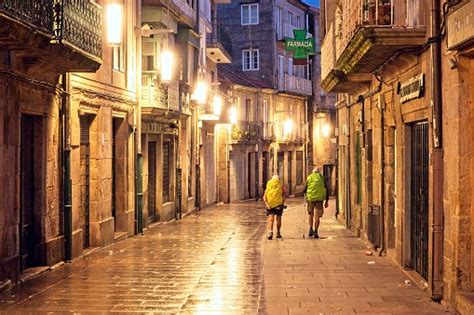 세인트 제임스의 길을하고 폰테베드라에서 일출 순례자 2명에 대한 스톡 사진 및 기타 이미지 2명 가리비 갈리시아 Istock