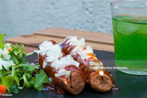 마요네즈와 케첩 소스와 다진 양파를 곁들인 바삭바삭한 소시지 또는 핫도그 0명에 대한 스톡 사진 및 기타 이미지 0명 가공육 건강에 좋지 않은 음식 Istock