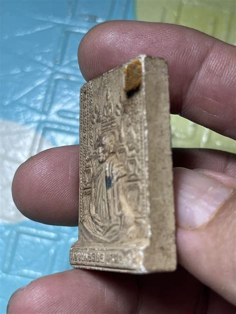 พระผงรูปเหมือนหลังโต๊ะหมู่ หลวงพ่อลออ ฐานวโร วัดหนองหลวง นครสวรรค์ Ennxo