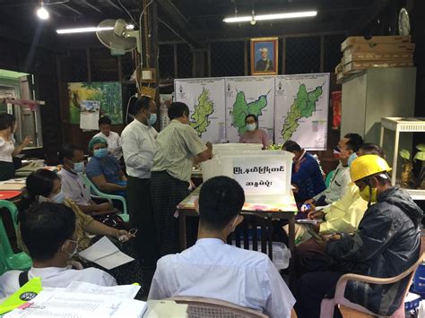 ဝါးခယ်မ၌ ပါတီအသီသီး၏ ကိုယ်စားလှယ်များ၏ ရှေ့မှောက်၌ ကြိုတင်ဆန္ဒမဲပုံးအား လုံခြုံရေးကြိုးဖြင့် ခ