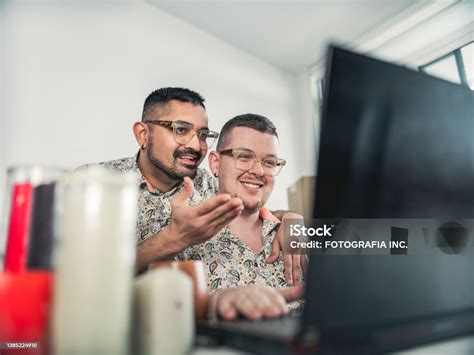 Lgbtq 남성 커플 휴식 에 그들의 새로운 아파트 남자 동성애자에 대한 스톡 사진 및 기타 이미지 남자 동성애자 부동산 2명 Istock