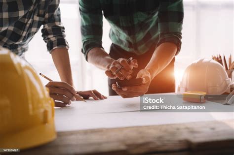 건축가 건설 엔지니어는 직장에서 어려운 프로젝트를 계획합니다 2명에 대한 스톡 사진 및 기타 이미지 2명 개념 건설 산업