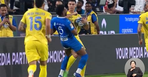 [톱플레이] 팔꿈치로 가격 호날두 퇴장‥주심에겐 위협·조롱