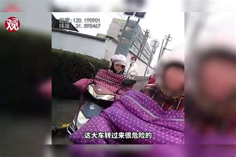 交警刚提醒过“不要越线很危险”，下一秒电瓶车就被卷入货车车底