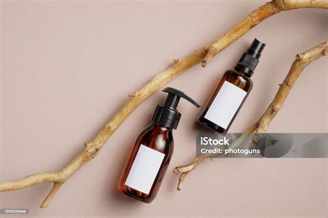 베이지 색 배경에 호박 색 유리 화장품 병 모형과 나무 가지 미용 제품 포장 디자인 플랫 레이 상단 보기 0명에 대한 스톡 사진 및 기타 이미지 Istock