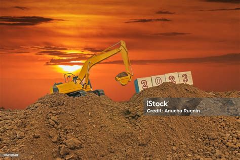 개념 새해 복 많이 받으세요 2023 크롤러 굴삭기와 함께 건설 현장에서 버킷을 들어 올립니다 0명에 대한 스톡 사진 및 기타 이미지 Istock
