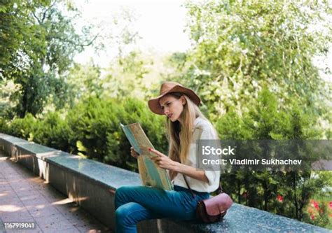 펠트 모자를 쓴 금발의 여성이 낯선 도시 야외에서 도시지도를 본다 거리에 대한 스톡 사진 및 기타 이미지 거리 검색 관광 Istock