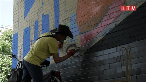 Американо мексиканський художник малює новий мурал в Ірпені Youtube