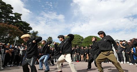 파란 하늘 아래 케이팝 플래시몹