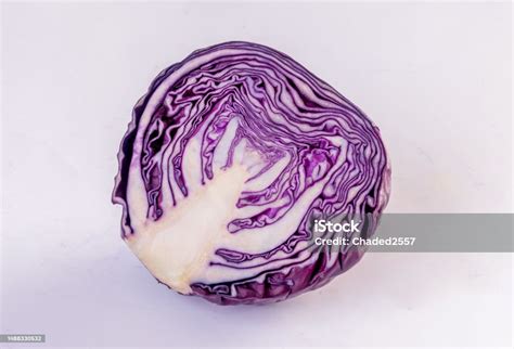 흰색 바탕에 붉은 양배추 섹션입니다 클리핑 패스가 있는 신선한 건강 야채 건강한 식생활에 대한 스톡 사진 및 기타 이미지 건강한 식생활 날것 농업 Istock