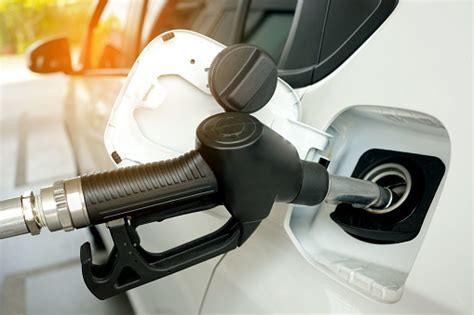 급유 및 엔진 자동차 변속기 및 유지 보수 기어에 오일 품질을 붓는다 에너지 연료 개념 0명에 대한 스톡 사진 및 기타 이미지 0명 가격 가솔린 Istock