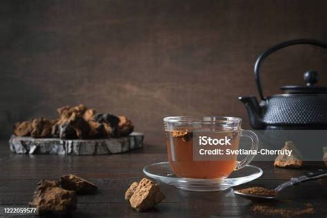 유리 컵과 주전자에 차가 버섯 어두운 나무 배경에 자작 나무에서 유행 건강한 주입 닫아 0명에 대한 스톡 사진 및 기타 이미지