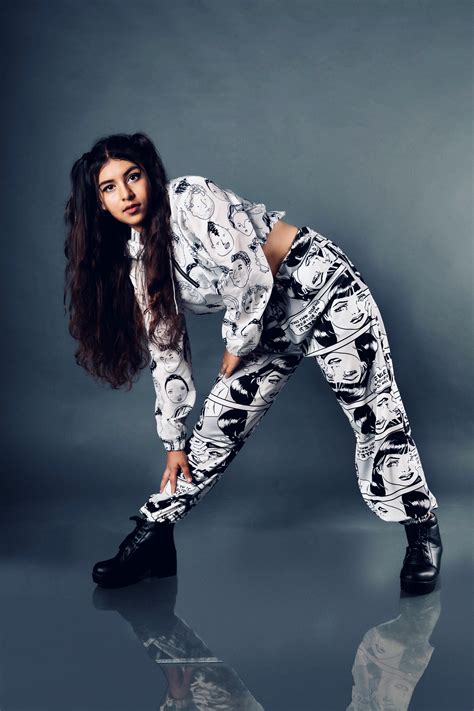 감정 개인 스타일 녹색 색조 높은 각도 눈맞춤 도시 패션 모델 보라색 복장 뻗는 사람 선명한 손 수직 쐈어 스타일리시한 스튜디오 설정 스튜디오