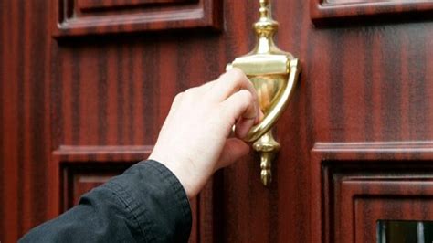 بالفيديو حكم دخول الأم بيت ابنها وزوجته دون استئذان مـزمـز