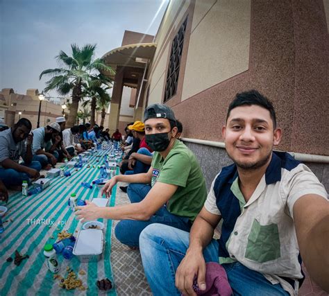 Tharux මුස්ලිම් පල්ලියෙන් නොමිලේ කෑම Saudi Arabia Facebook