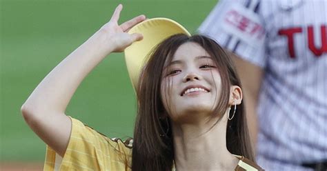 포토 첫사랑 수아 감동의 생애 첫 시구