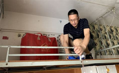 52岁大学新生报到被老师轮流确认：曾是80年代大学生，退休不足一年参加高考取得411分52岁大学生开学报到被老师轮流确认复习因为