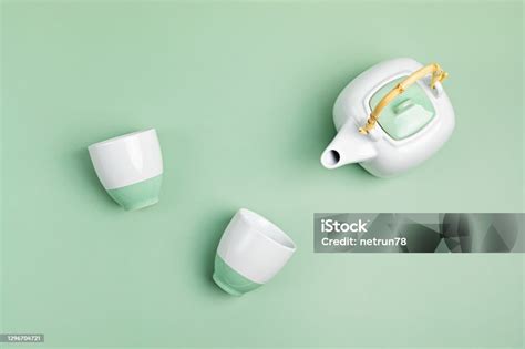 파스텔 배경에 컵이 있는 흰색 세라믹 티 포트 친환경 유기농 브랜드 컨셉 브랜딩 모형 플랫 레이 Friendly Match에 대한 스톡 사진 및 기타 이미지 Istock