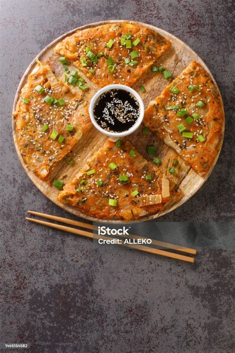 김치전 한국 팬케이크는 얇게 썬 김치에 디핑 소스를 곁들이고 나무 판에 참깨와 파를 뿌린 것입니다 수직 평면도 김치에 대한 스톡 사진 및 기타 이미지 Istock