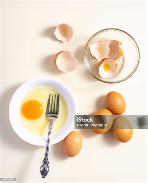 테이블에 유리와 흰 그릇에 생 계란 플랫 레이 깨진 흰색 배경 0명에 대한 스톡 사진 및 기타 이미지 0명 가금류 개념 Istock