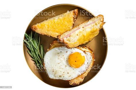 얇게 썬 햄 녹인 에멘탈 치즈와 계란을 곁들인 크로크 무슈와 크로크 마담 샌드위치 프렌치 토스트 흰색 배경에 격리되어 있습니다 0명에 대한 스톡 사진 및 기타 이미지