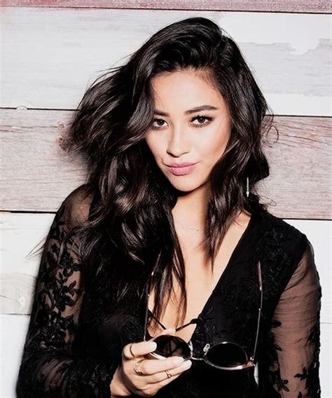 Pin On Style Shay Mitchell Emily Fields