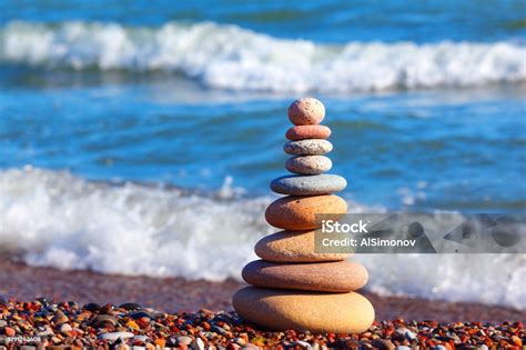 여름 바다의 배경에 색깔자갈의 피라미드 조화 균형과 명상의 개념 개념에 대한 스톡 사진 및 기타 이미지 개념 균형 완벽 Istock