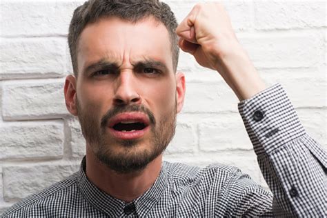 젊은 성인 남자 백색 벽돌 위에 서 화가 좌절 분노 미친 제기 손으로 소리와 분노 개념 소리 벽 감정에 대한 스톡 사진 및 기타 이미지 Istock