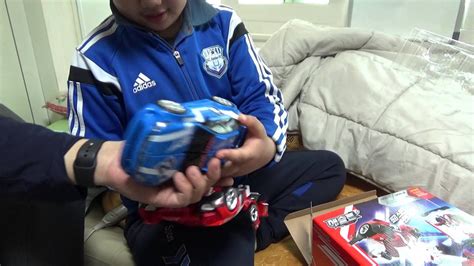 또봇 애슬론 알파 베타 레이싱 챔피언 변신로봇 장난감을 선물 받아서 가지고 노는 아이의 모습 Youtube