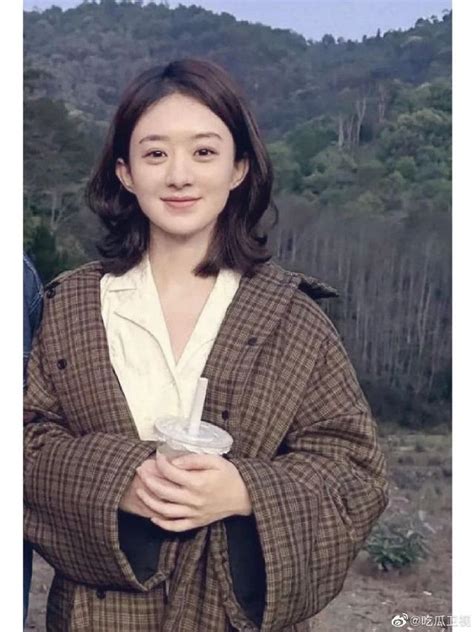 赵丽颖和《虎狼之路》剧组工作人员合照 素颜出镜状态满分新浪图片